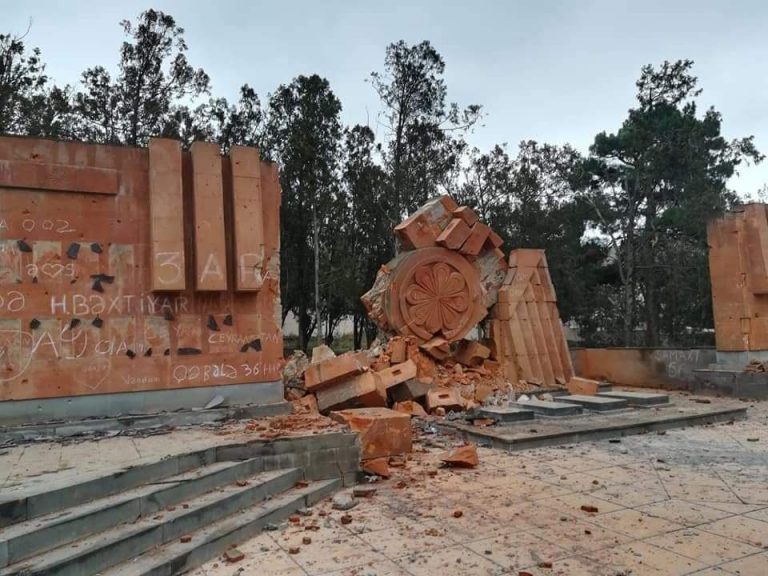 ΟΙ ΑΖΕΡΟΙ ΚΑΤΕΣΤΡΕΨΑΝ ΜΝΗΜΕΙΟ ΜΕ ΕΛΛΗΝΙΚΑ ΣΥΜΒΟΛΑ (ΡΟΔΑΚΑΣ ΚΑΙ ...