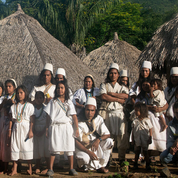 ΟΙ ΙΘΑΓΕΝΕΙΣ ARHUACO ΣΤΗΝ ΚΟΛΟΜΒΙΑ ΜΕ ΤΑ ΕΛΛΗΝΙΚΑ ΣΥΜΒΟΛΑ ΠΟΥ ΛΕΝΕ ...